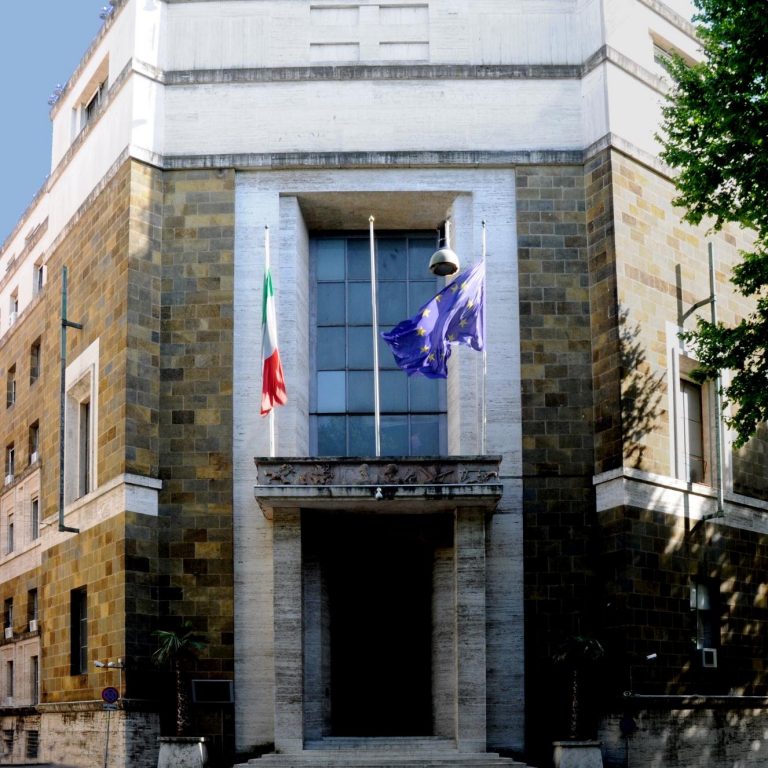 Vertenza Natuzzi: "lavoriamo a un protocollo che garantisca occupazione ...