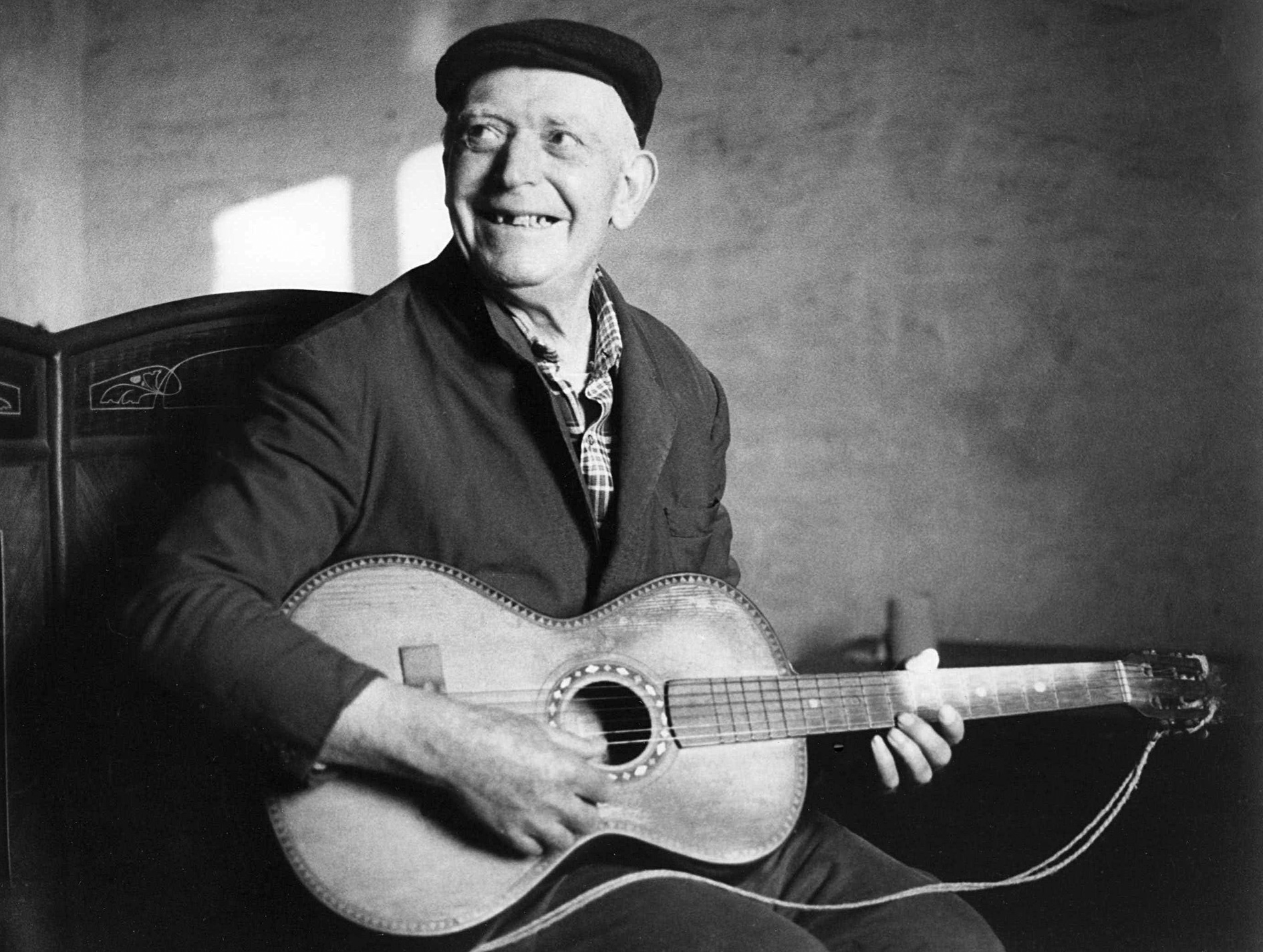 Il cantastorie Fausto Pace foto Valentino Paparelli1 976 – Noi Notizie.