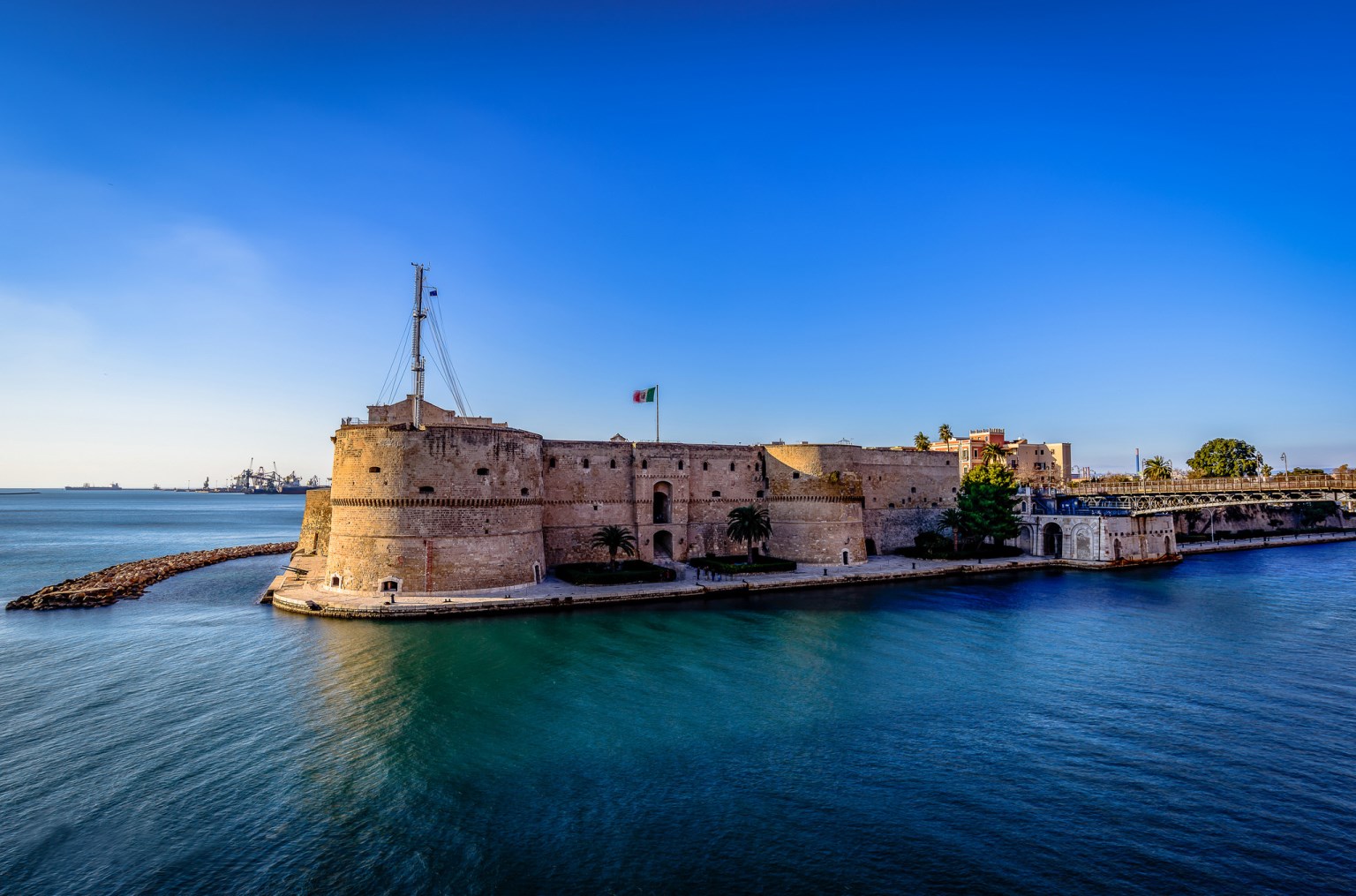 Taranto: castello aragonese, mai così tanti visitatori in un giorno ...