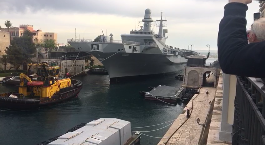 Taranto: ponte girevole aperto per nave Cavour VIDEO – Noi Notizie.