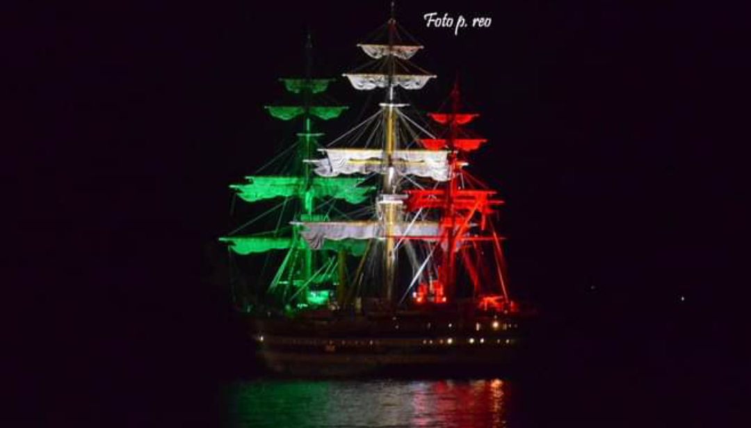 Taranto: la notte con la meraviglia dell'Amerigo Vespucci - Noi Notizie.