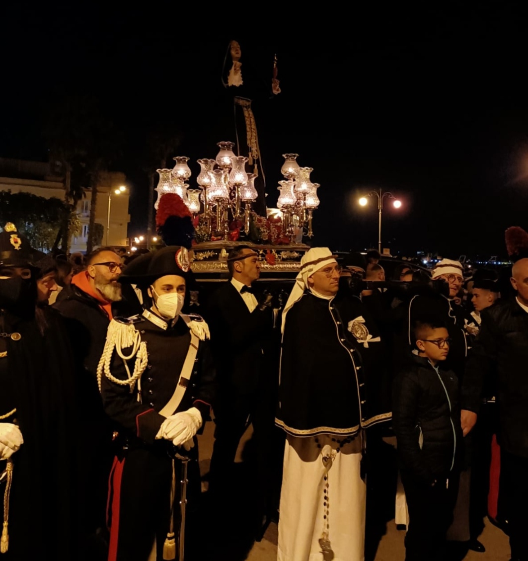 Taranto, pieno di fedeli il percorso dell'Addolorata – Noi Notizie.