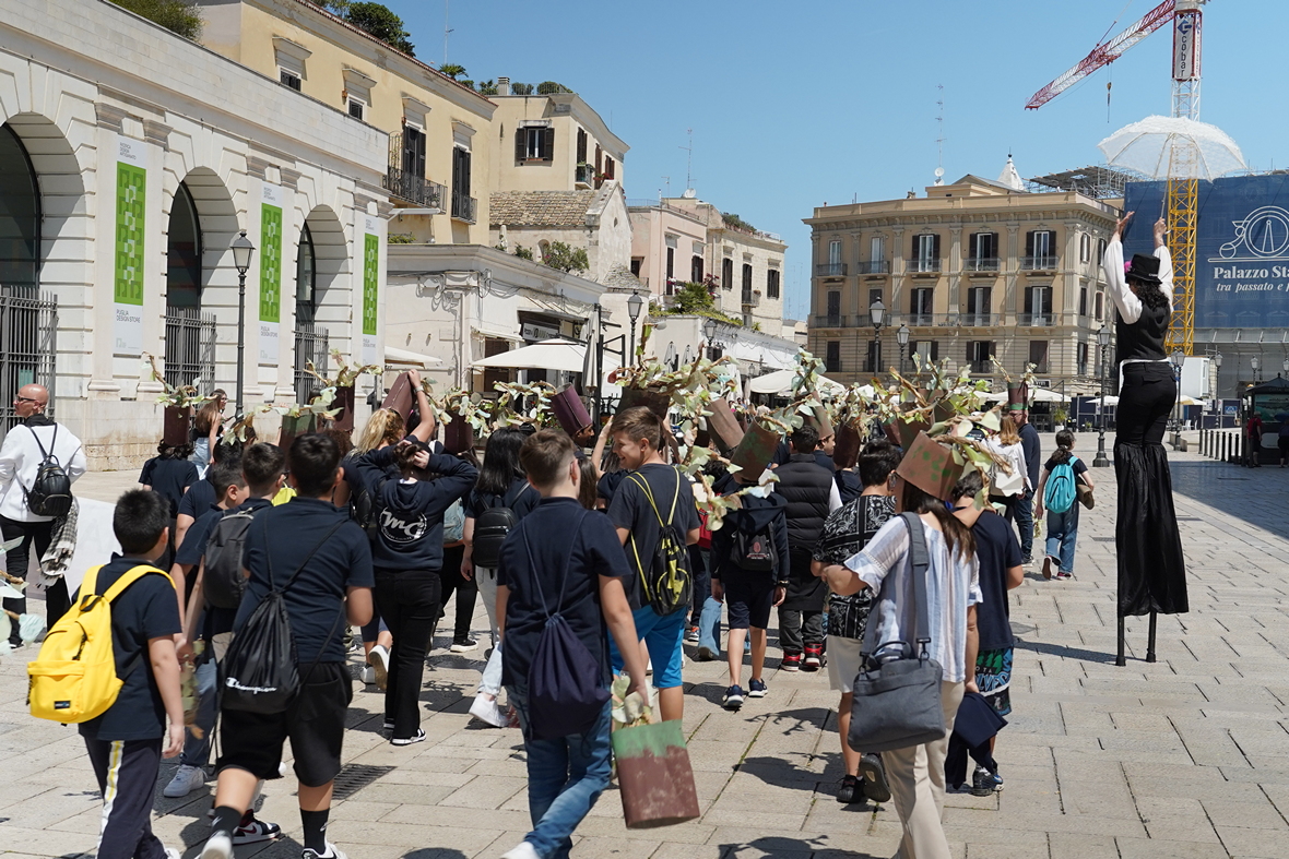 Bari: Maggio all'infanzia, la sfilata del Bosco incantato – Noi Notizie.