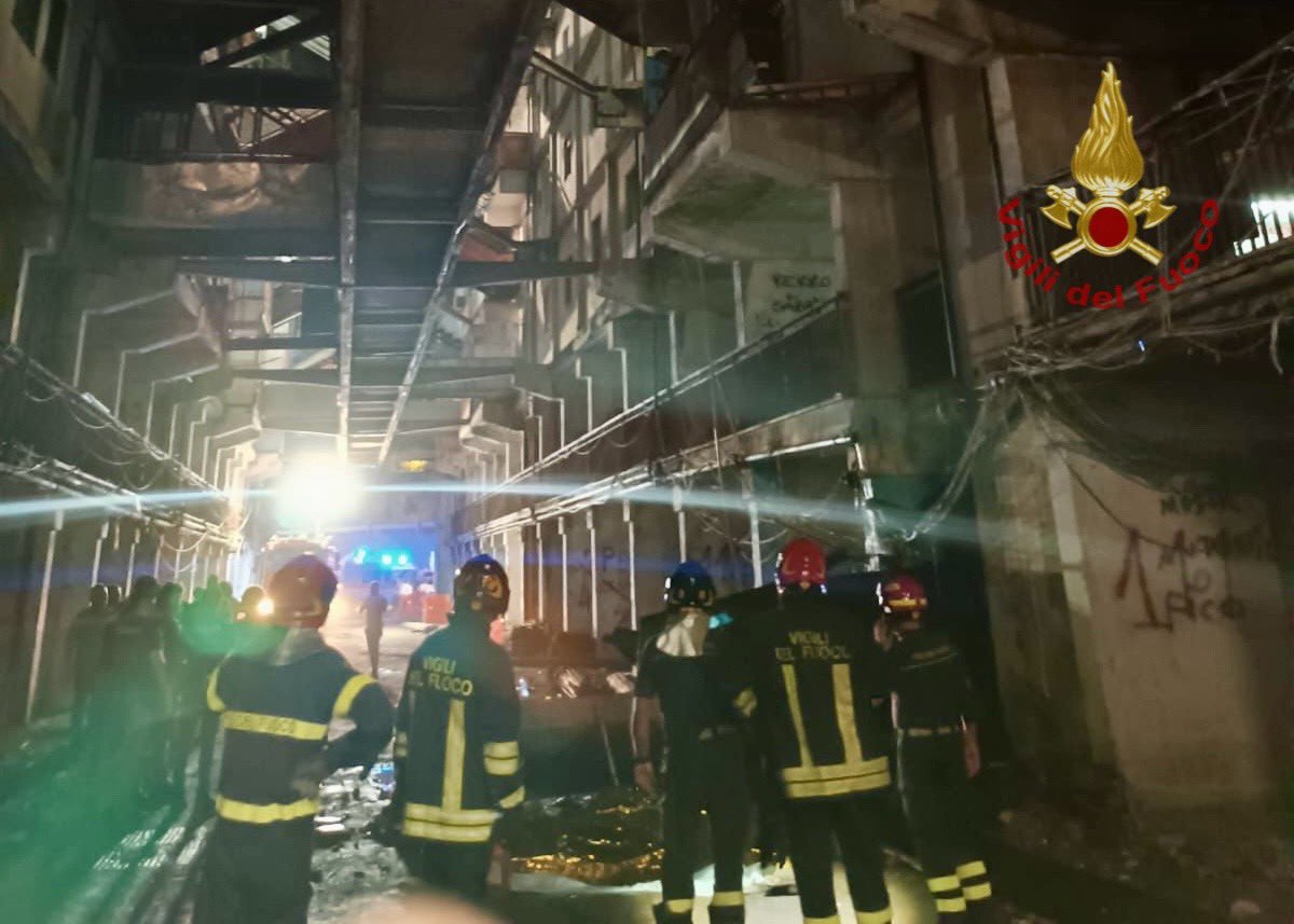 Scampia il crollo del ballatoio nella Vela Celeste | 2 morti e 13 ... Scampia il crollo del ballatoio nella Vela Celeste | 2 morti e 13 ...