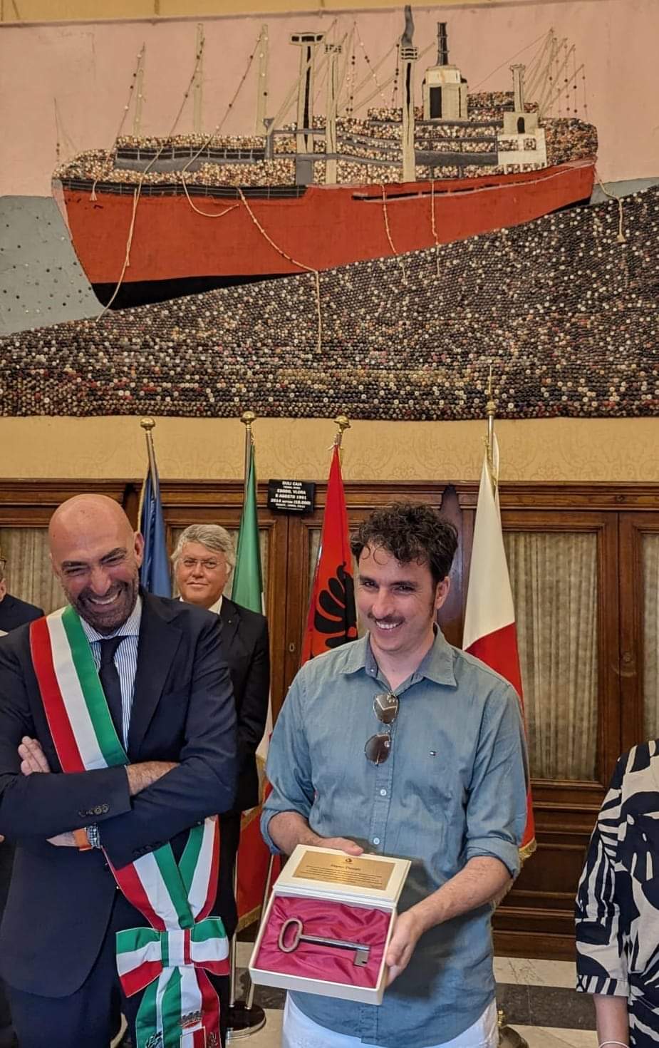 Bari, anniversario della Vlora: chiavi della città a Mario Desiati ...